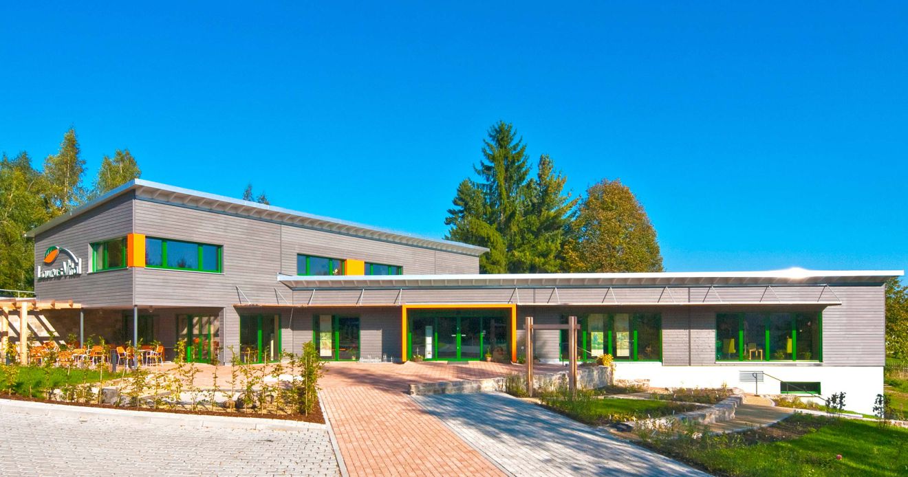 LAURUS VITAL - Ein ökologisch gebauter Bio-Lebensmittelmarkt, entworfen ...